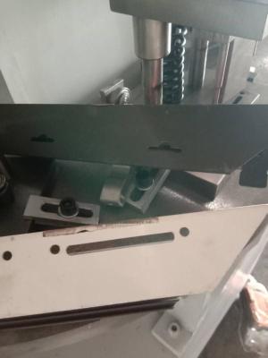 China Stansmachine voor aluminiumruiten en deuren 1000X880X1400mm Te koop