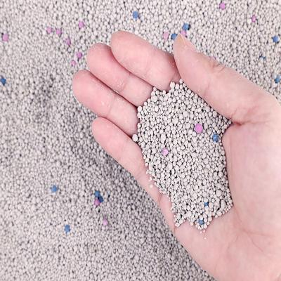 China Custom Pet Products Eco-Friendly Bentonite Cat Litter with Activated Carbon Odor Control and Fast Clumping for sale