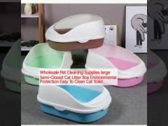 Opening van een moderne kattenbak met makkelijk schoon te maken plastic kattenbak