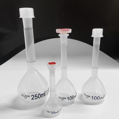 China 100 ml Plastic Laboratory Volumetric Measuring Flasks met Snap Caps Measuring Flask Hittebestendige voor laboratorium Te koop