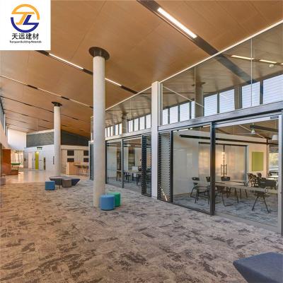 Cina Parete cortina in alluminio personalizzato per soffitto di edifici per uffici con diverse opzioni di perforazione in vendita