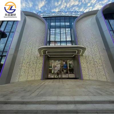Cina Soffitto in metallo di alluminio resistente alle intemperie per edifici per uffici con design a strisce a forma di C in vendita