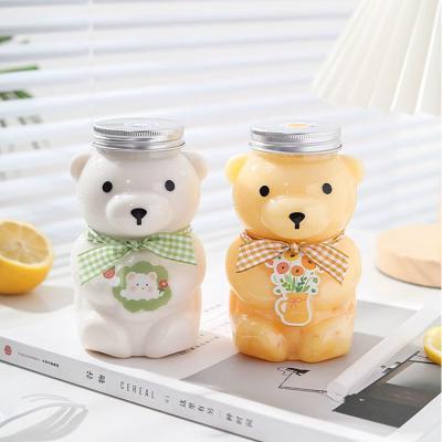 China 350 ml 400 ml 700 ml aanpassing van huisdieren Plastic beervorm sap fles met schroefdop en riemen Te koop