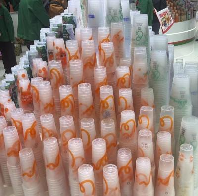 Cina Tazze di plastica trasparenti in PET usa e getta per bere freddo con taglia e logo personalizzati in vendita