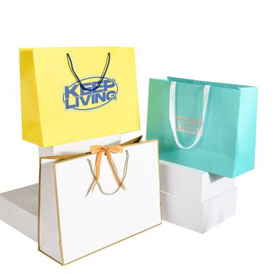 Cina Logo stampato su misura Abbigliamento di lusso Imballaggio Sacchetti di carta per boutique regalo in vendita