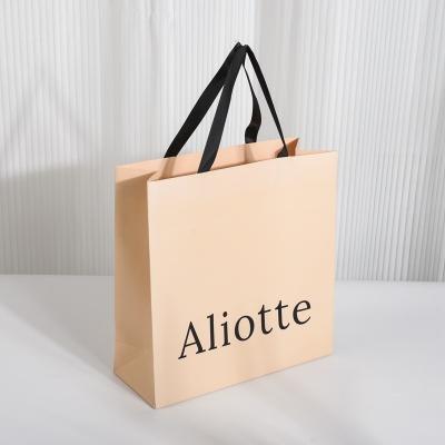 Cina Logo stampato su misura Abbigliamento di lusso Imballaggio Sacchetti di carta per boutique regalo in vendita