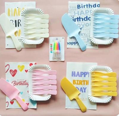 Cina Set di posate in plastica per feste o compleanni con piatto usa e getta in vendita