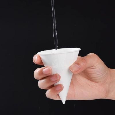 Cina Conveniente 3.7-4.5 oz Coppa di coni di carta per la spazzatura in hotel aeroportuale e supermercato in vendita