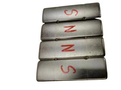 China Ni-Cu-Ni-coating N52 65x20.5x20 Polariteit op gebogen oppervlak met lichte gaten aan kanten met een straal Sterk magnetisch veld MGOe Te koop