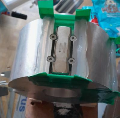 China Ni-Cu-Ni-coating N52 65x20.5x20 Polariteit op gebogen oppervlak met lichte gaten aan kanten met een straal Sterk magnetisch veld MGOe Te koop
