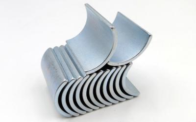 China De boogvormige Vrije van de Motormagneten N45SH van het Energieneodymium Deklaag van het de Rangzink Te koop