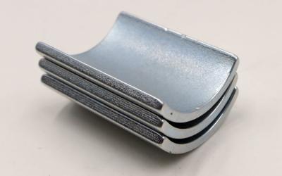 China De boogvormige Vrije van de Motormagneten N45SH van het Energieneodymium Deklaag van het de Rangzink Te koop