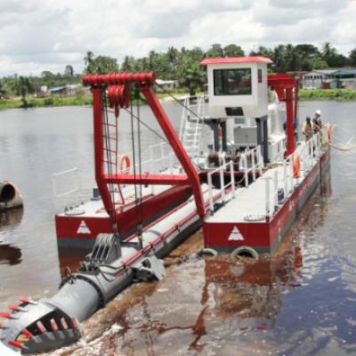 Draagmachine voor het afzuigen van dredgers met een gesloten cabine