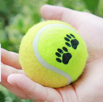 Una pelota de tenis de grado