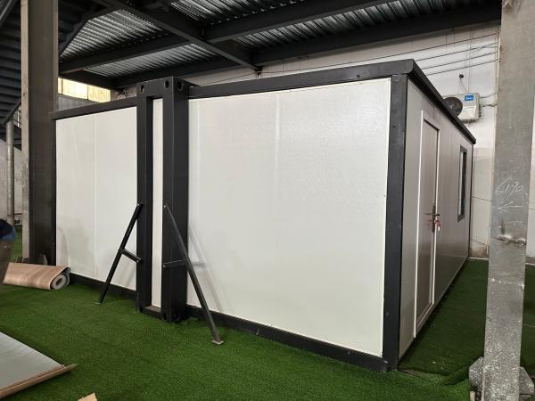 Quality 40FT or Customized Sandwich Panel Expandable Container House Warm Living Room for sale