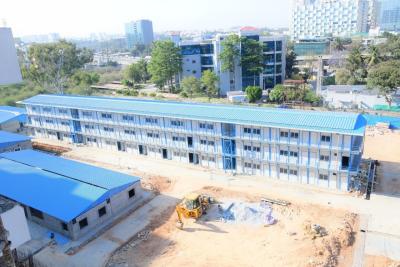 China Gemakkelijk te installeren Prefabricated Modern House met 50/75/100mm Wave Sandwich Panel Wall Te koop