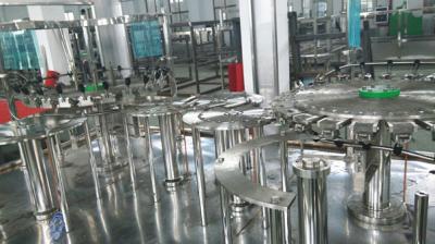 Cina Macchina di rifornimento completamente automatica con il salto/che risciacqua della bottiglia funzionamento facile in vendita