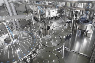 Cina Macchina di rifornimento completamente automatica della bevanda, attrezzatura di riempimento del liquido di plastica della bottiglia in vendita