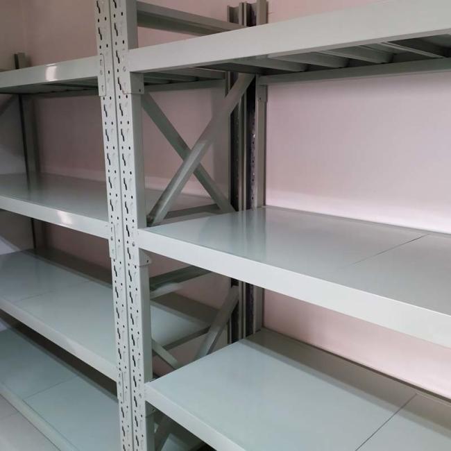 Warehouse racking system with adjustable shelves