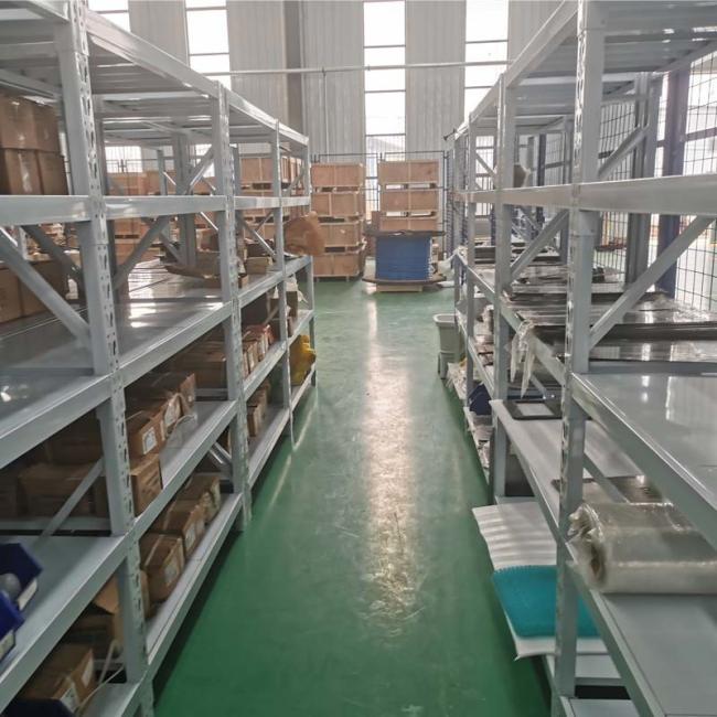 Customizable shelving system detail