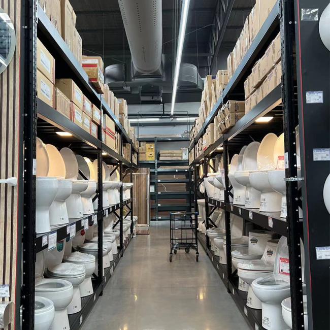 Adjustable supermarket gondola shelving system