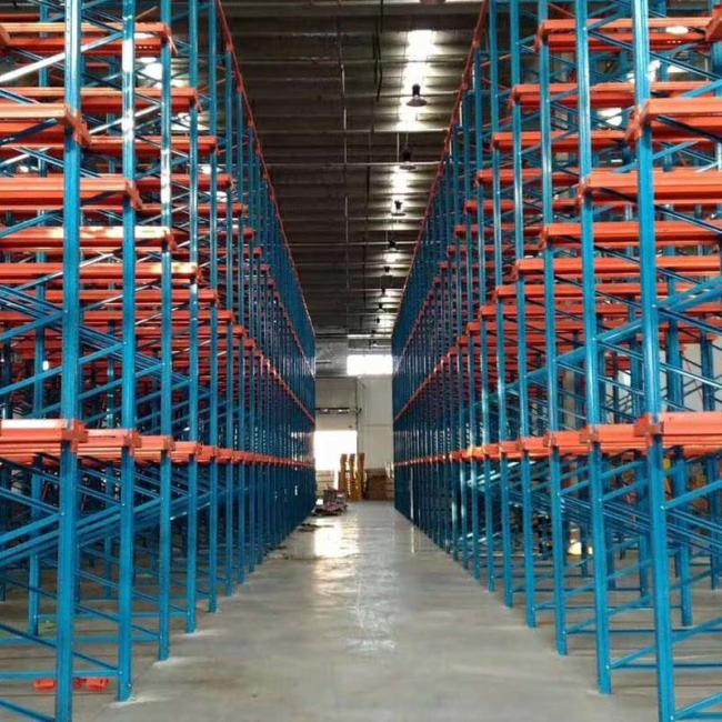 Heavy-duty pallet storage with Drive In Rack system