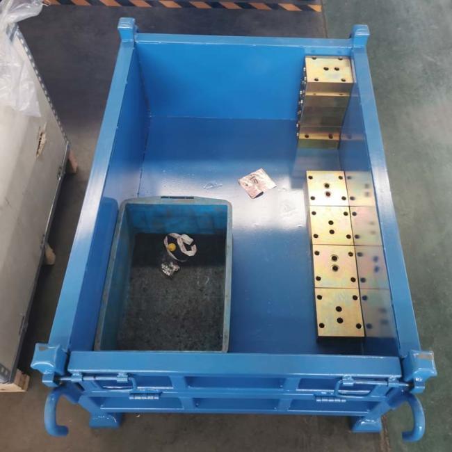 Close-up view of foldable metal pallet bin construction