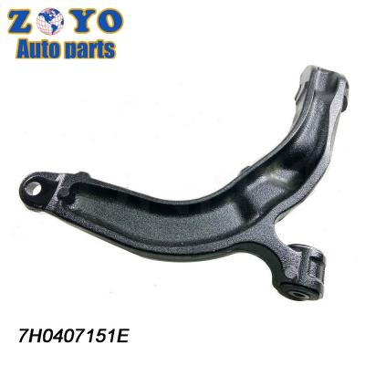 Cina OEM Standard 7H0407151E Braccio di controllo anteriore inferiore sinistro per VW T5 Transporter 2004-2009 in vendita