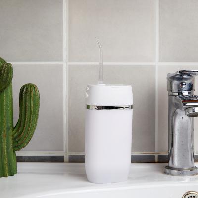 Cina il mini serbatoio di acqua di ipx7 165ml con 2 punte innaffia il irrigator orale del flosser in vendita