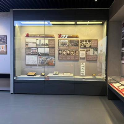 China Lager Recessed Hanging Display Case Quick Installation Wall Mounted Glass Cabinet for sale