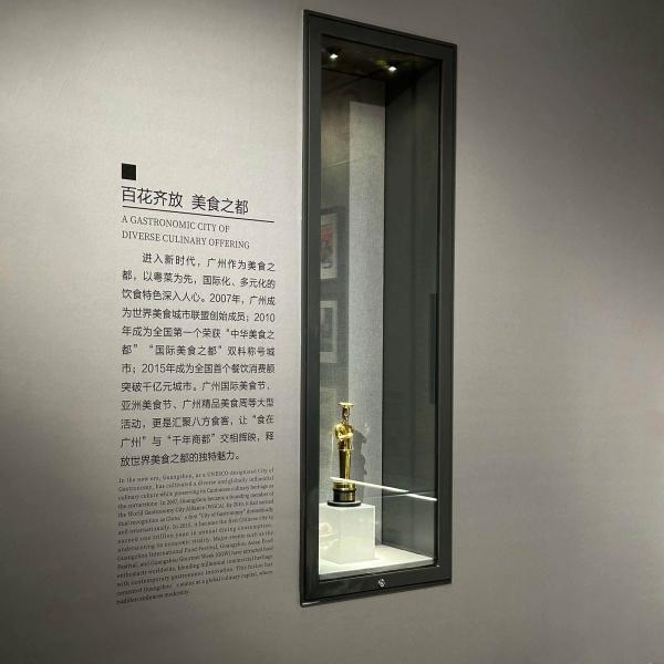 Quality Wall Integrated Display Cabinet Space-conscious Niche Glass Display Case for sale