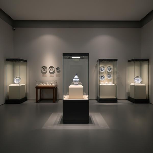 Quality Custom Museum Exhibit Cases 90° Side Opening Glass Full View Freestanding LED Light Showcases for sale