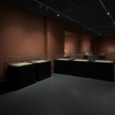 China Full View Counter Display Cabinet Lay Flat Counter Display Case Flip Open for sale