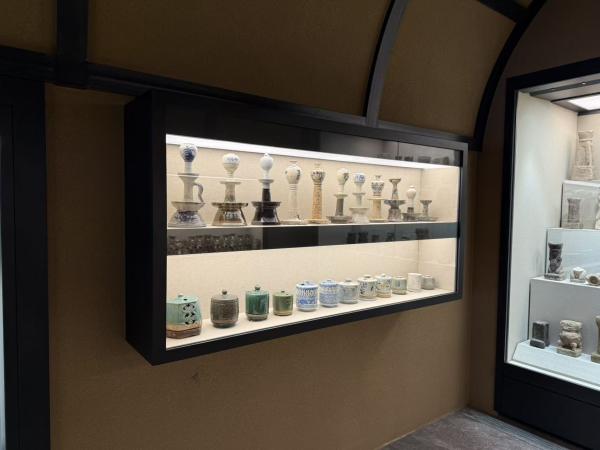 Quality Functional Museum Hanging Display Cabinet With Double Layered Design for sale