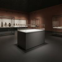 China Electric Opening Counter Display Case with Adjustable LED Lights for Museums for sale