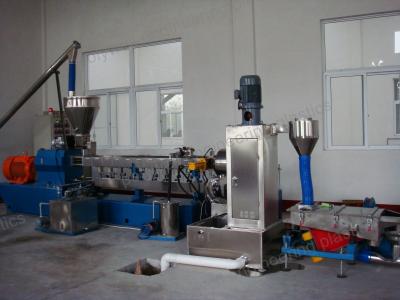 Cina Macchina di plastica del granulatore PA66, consumo di energia più basso a macchina di riciclaggio di plastica della pallina in vendita