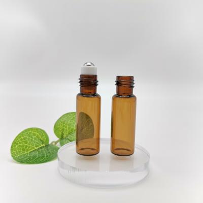Cina Bottiglie di vetro di Amber Perfume Skin Care Small con Rollerball 5ml 10ml in vendita