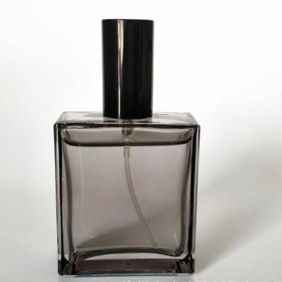 Cina Lo spruzzo di profumo di vetro vuoto inferiore spesso imbottiglia il ODM dell'OEM di 30ml 50ml 200ml in vendita