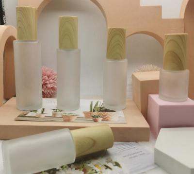 Cina La bottiglia senz'aria riutilizzabile della pompa di cura di pelle 30ml ha glassato la bottiglia di vetro del fondamento in vendita