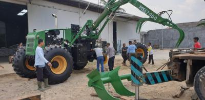 Cina Attrezzatura di 7 Ton Sugar Can Grab Loader Farming con pressione del circuito idraulico di Cummins Engine in vendita