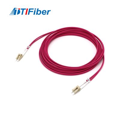 China Cordón de remiendo a dos caras de OM4 Erica Violet Color Jacket Fiber Optic con varios modos de funcionamiento en venta