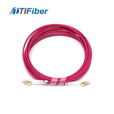 China Cordón de remiendo a dos caras de OM4 Erica Violet Color Jacket Fiber Optic con varios modos de funcionamiento en venta