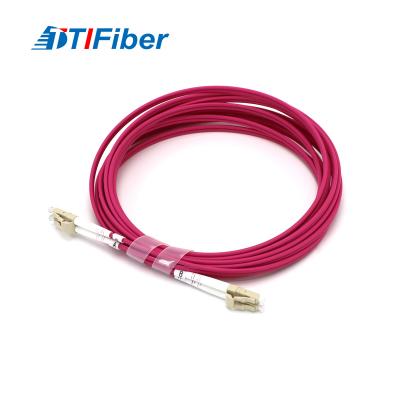 China Cordón de remiendo a dos caras de OM4 Erica Violet Color Jacket Fiber Optic con varios modos de funcionamiento en venta