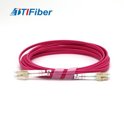 China Cordón de remiendo a dos caras de OM4 Erica Violet Color Jacket Fiber Optic con varios modos de funcionamiento en venta
