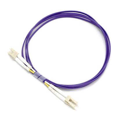 China Óptico a dos caras con varios modos de funcionamiento Ericaviolet del color OM4 de FTTH del cable púrpura DX de la fibra en venta