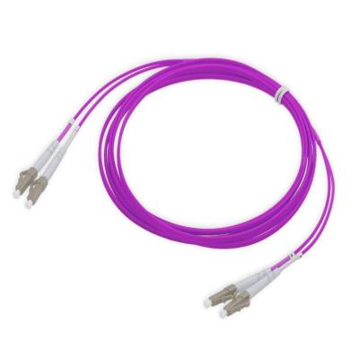 China Óptico a dos caras con varios modos de funcionamiento Ericaviolet del color OM4 de FTTH del cable púrpura DX de la fibra en venta