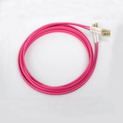 China Óptico a dos caras con varios modos de funcionamiento Ericaviolet del color OM4 de FTTH del cable púrpura DX de la fibra en venta