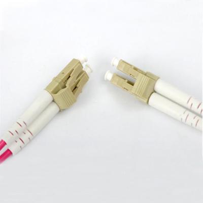 China Óptico a dos caras con varios modos de funcionamiento Ericaviolet del color OM4 de FTTH del cable púrpura DX de la fibra en venta