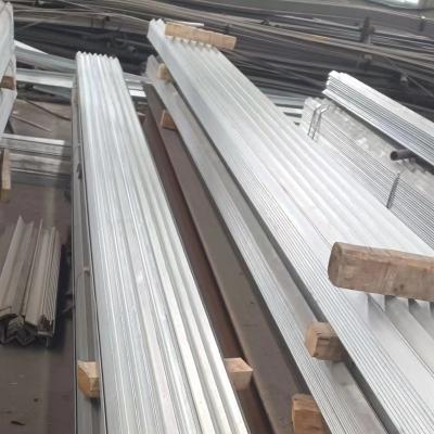 Cina ISO9001 angolo galvanizzato a caldo / angolo in acciaio leggero a forma di L anti corrosione in vendita