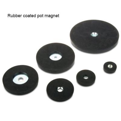 China Corrosion-Resisting Rubber Coated Magnet with Screw for Holding Base for sale